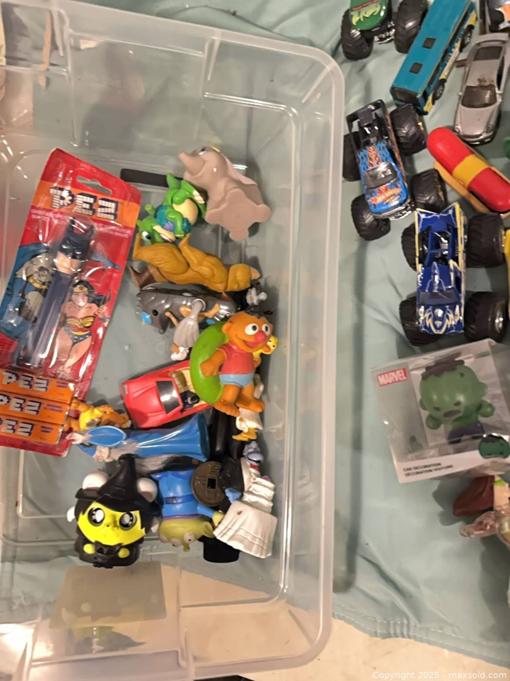 Mixed small toys, figures and toy cars | Maxsold