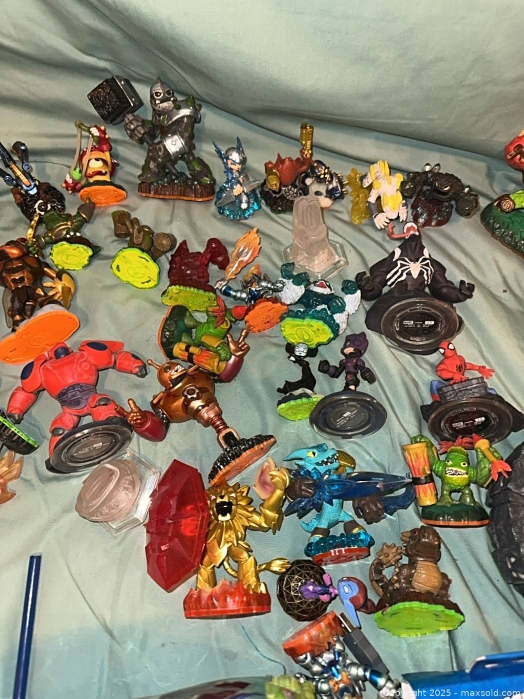 Skylanders Swap Force figures, wired portal, carry case | Maxsold