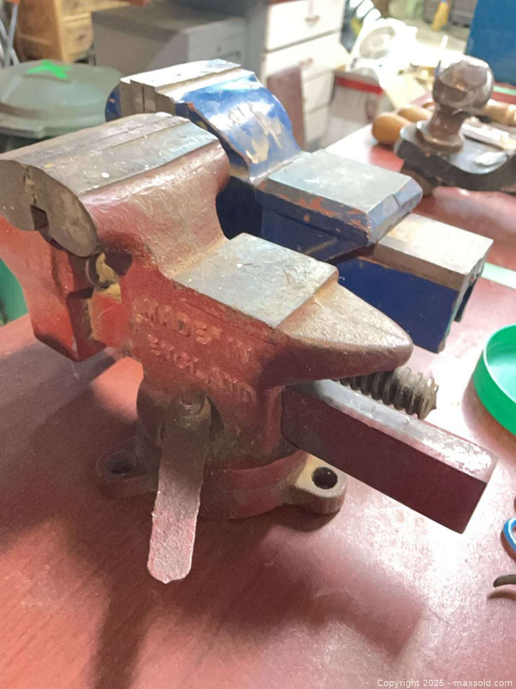 Cast iron bench vises and anvil | Maxsold