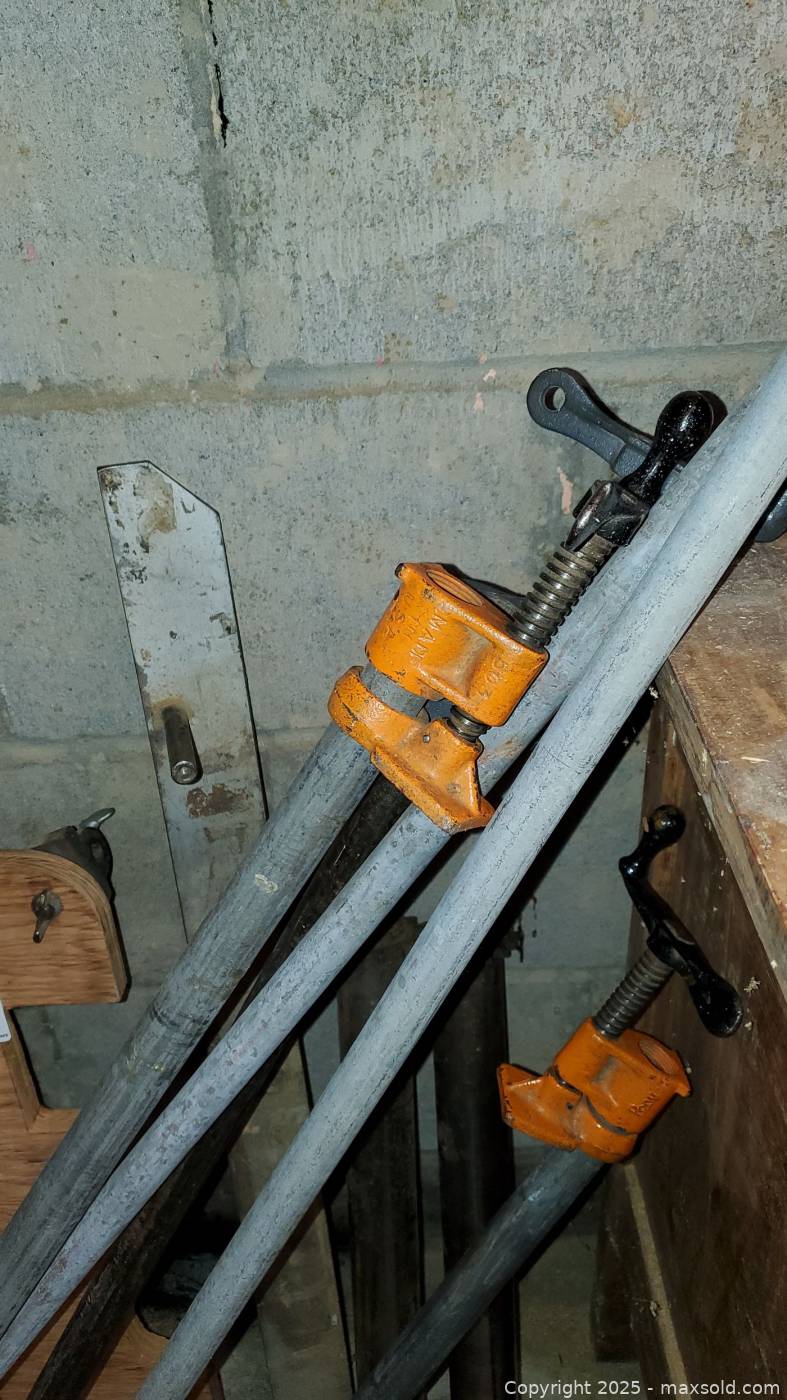 Pipe clamps, steel tubes, spirit level, caulking gun | Maxsold