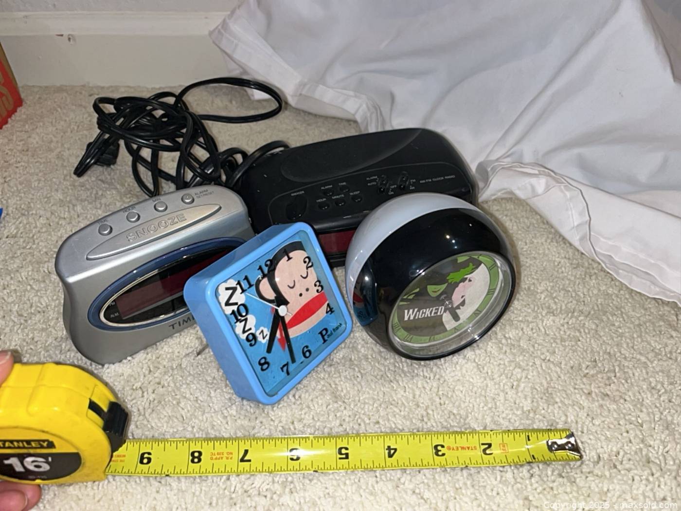 Timex, RadioShack, Wicked & Paul Frank clocks | Maxsold