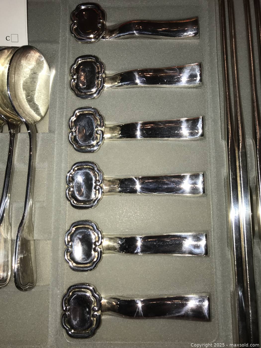 Chinese flatware set, 6 spoons, 6 chopstick pairs, 6 rests, boxed | Maxsold