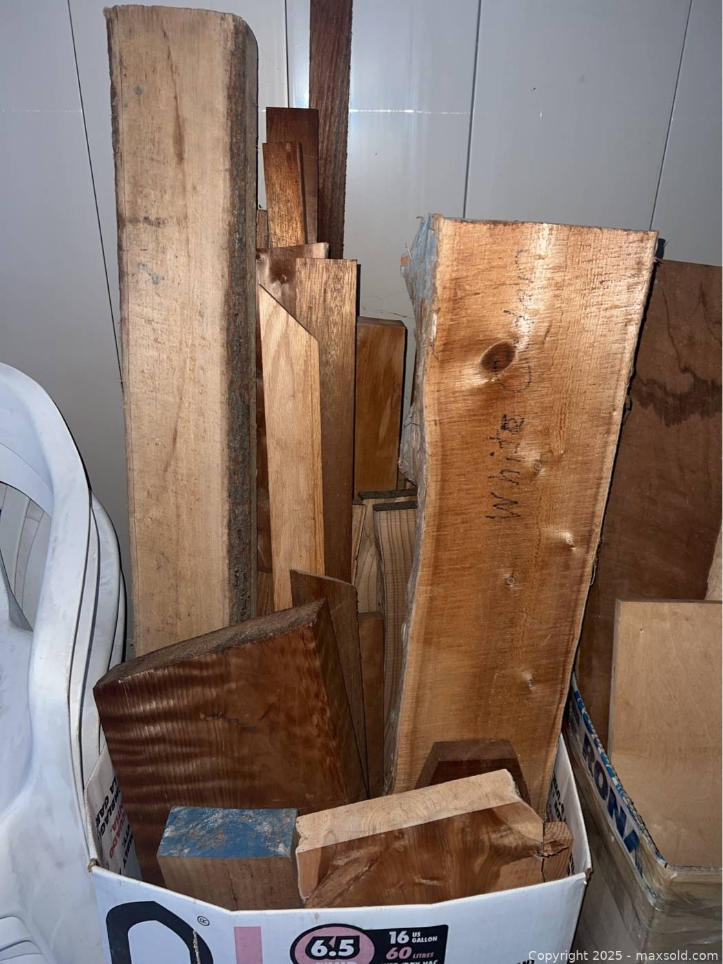 Assorted hardwood lumber boards and offcuts | Maxsold