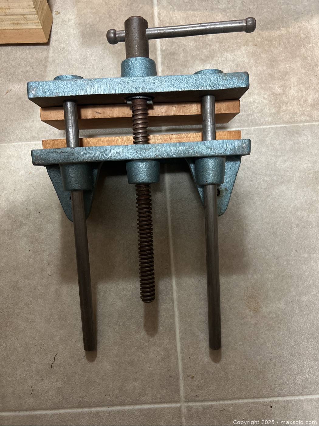 RAE Canada No. 8 woodworking vise | Maxsold