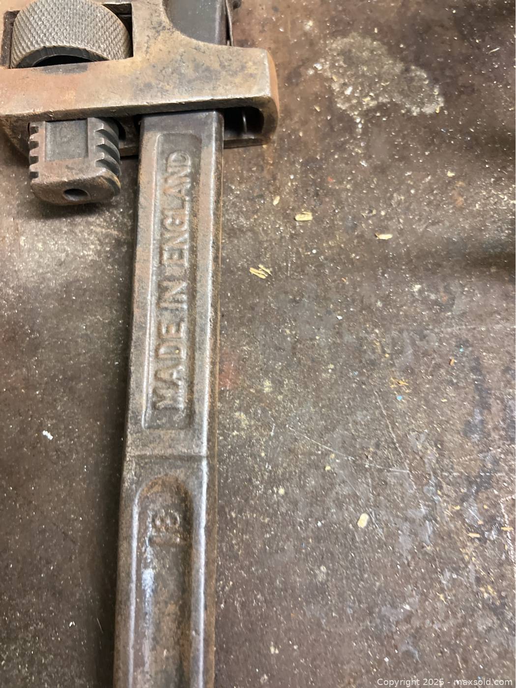 Record 24" and 18" pipe wrenches | Maxsold