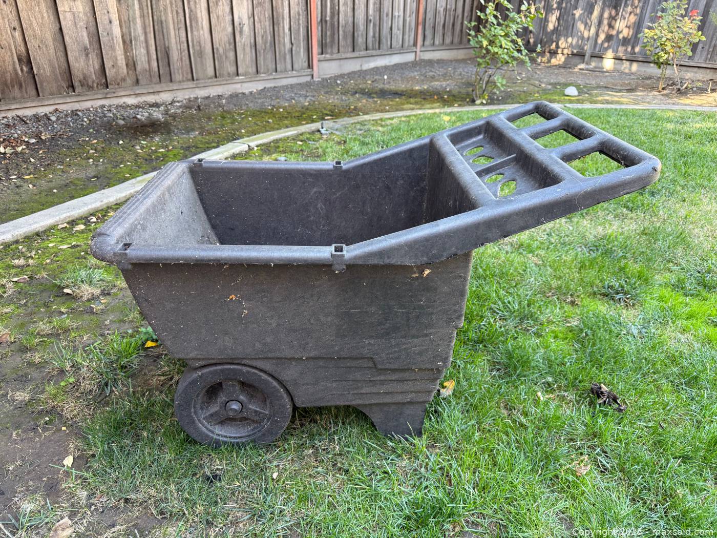 Heavy Duty Plastic Garden Cart | Maxsold