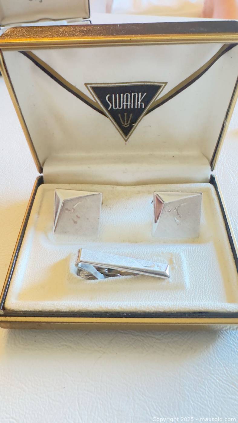 Swank silver-tone cufflinks and tie bar set | Maxsold
