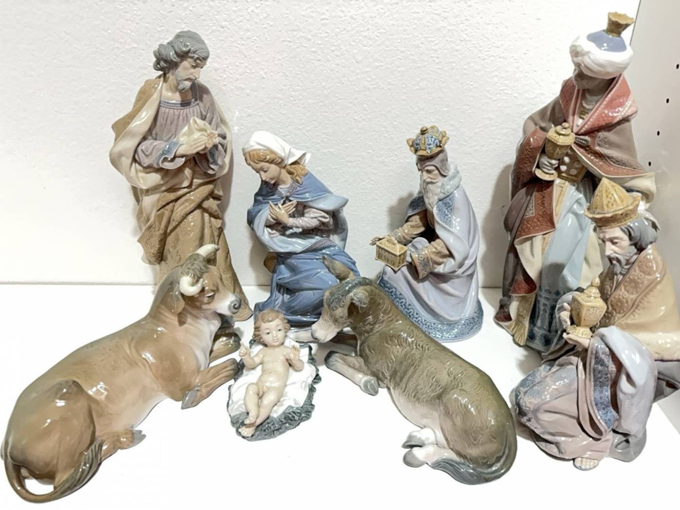Lladro 8-piece porcelain Nativity set | Maxsold