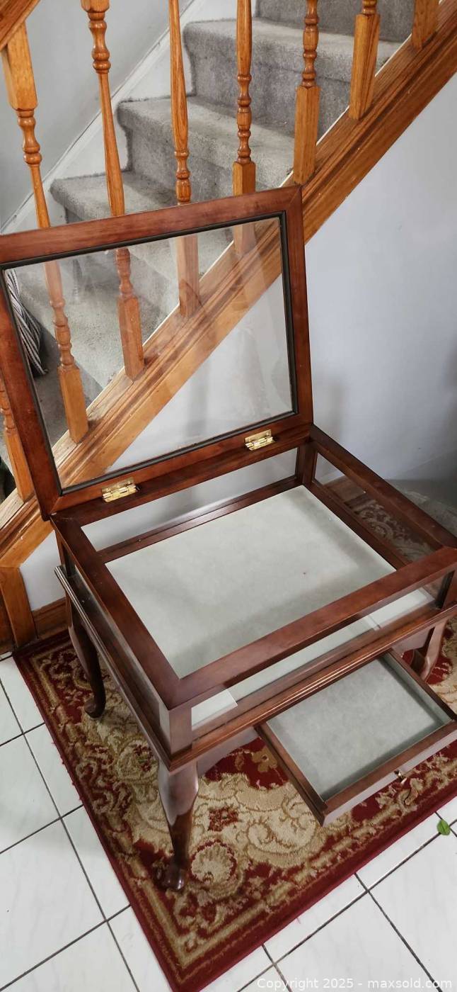 Queen Anne glass-top display table | Maxsold