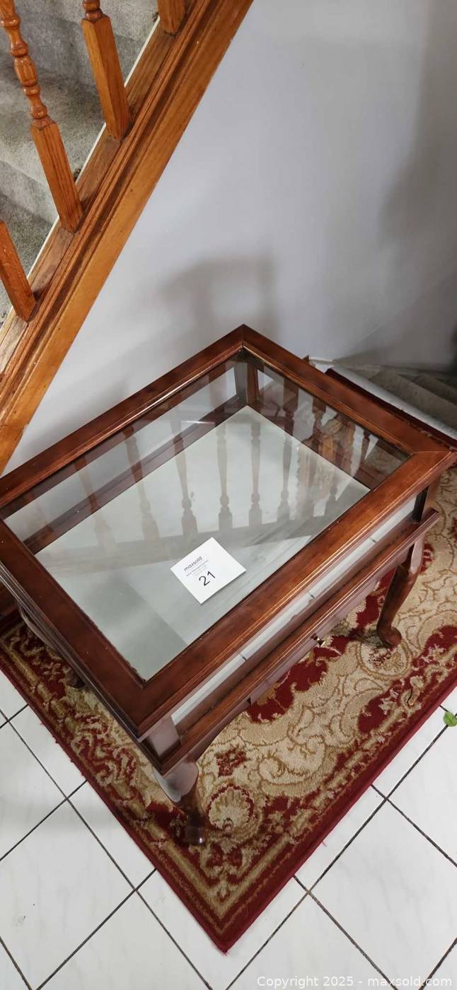 Queen Anne glass-top display table | Maxsold