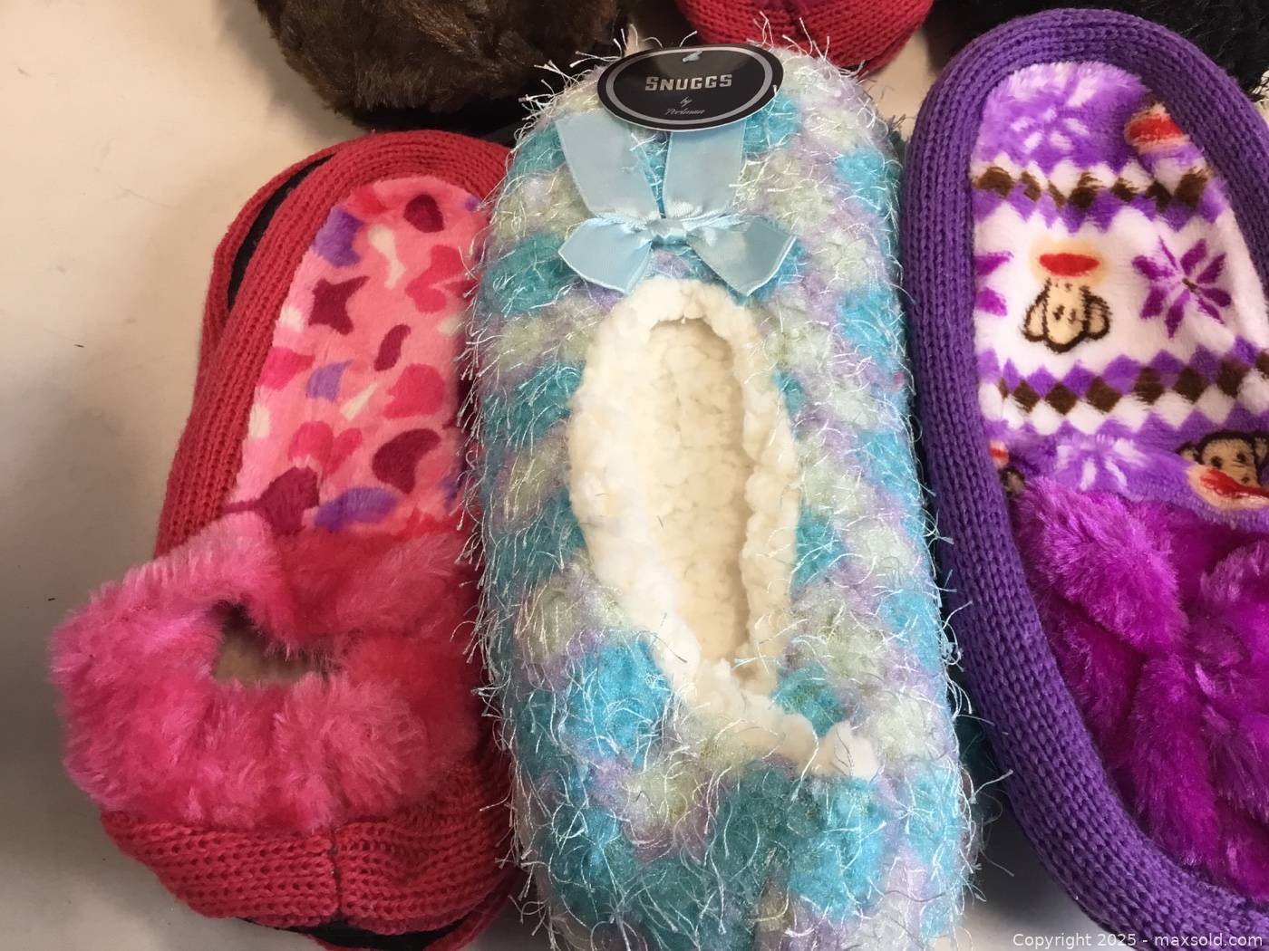 10 pairs assorted slippers size 36-41 | Maxsold