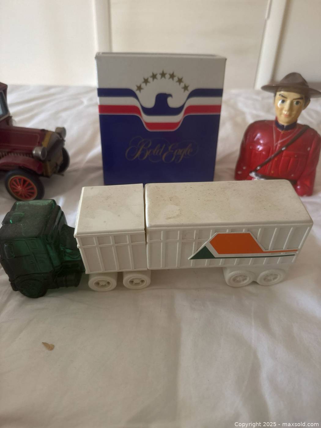7 boxed items with 5 loose figures | Maxsold