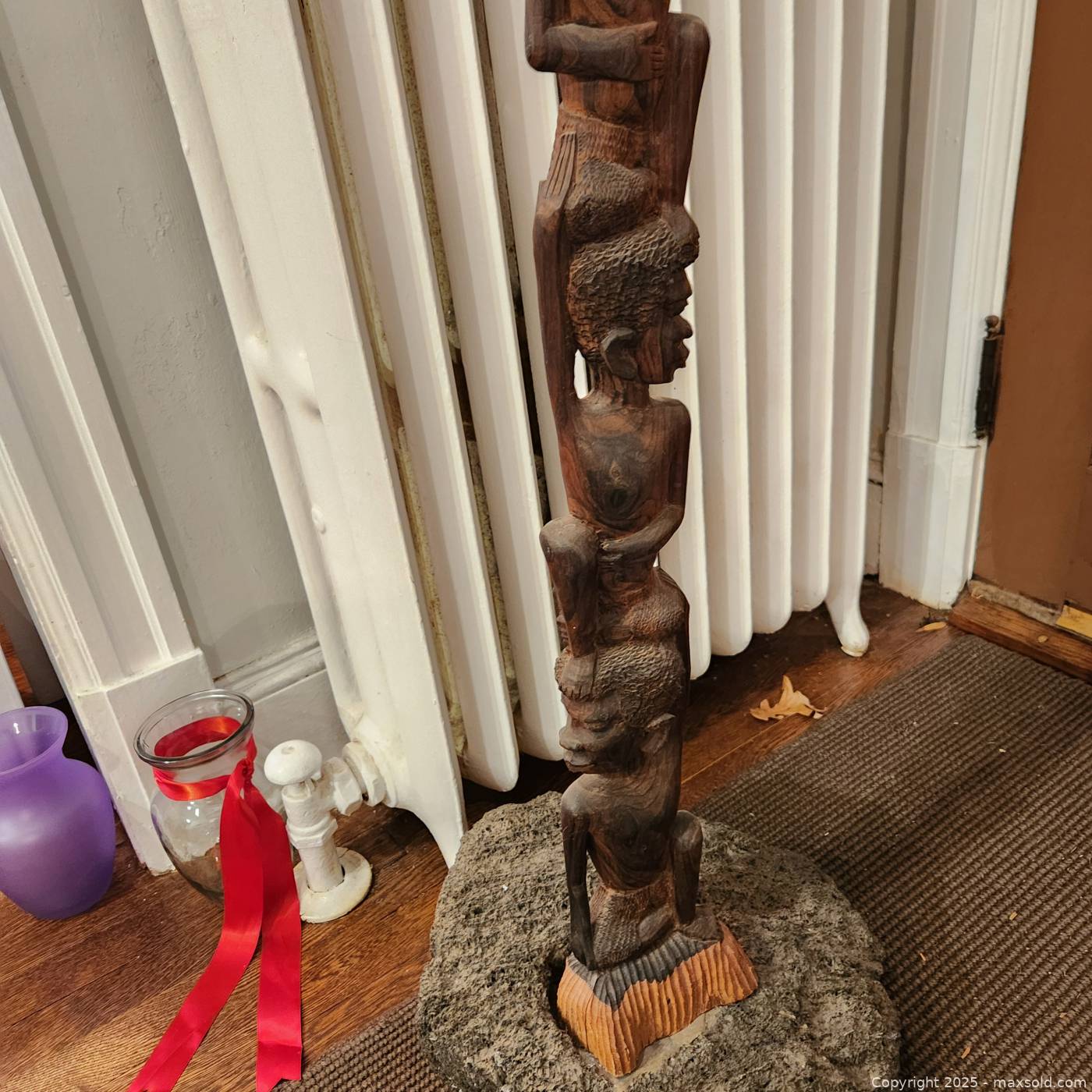 Carved African wooden totem statue | Maxsold