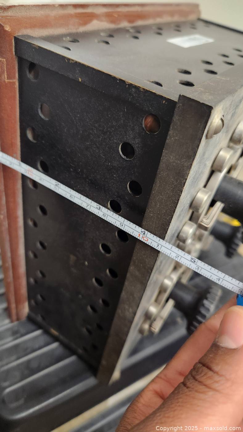 Benchtop audio frequency generator | Maxsold