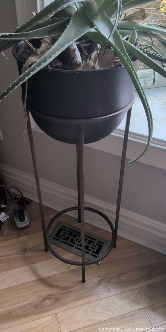 Tall metal plant stand with 14-in planter | Maxsold