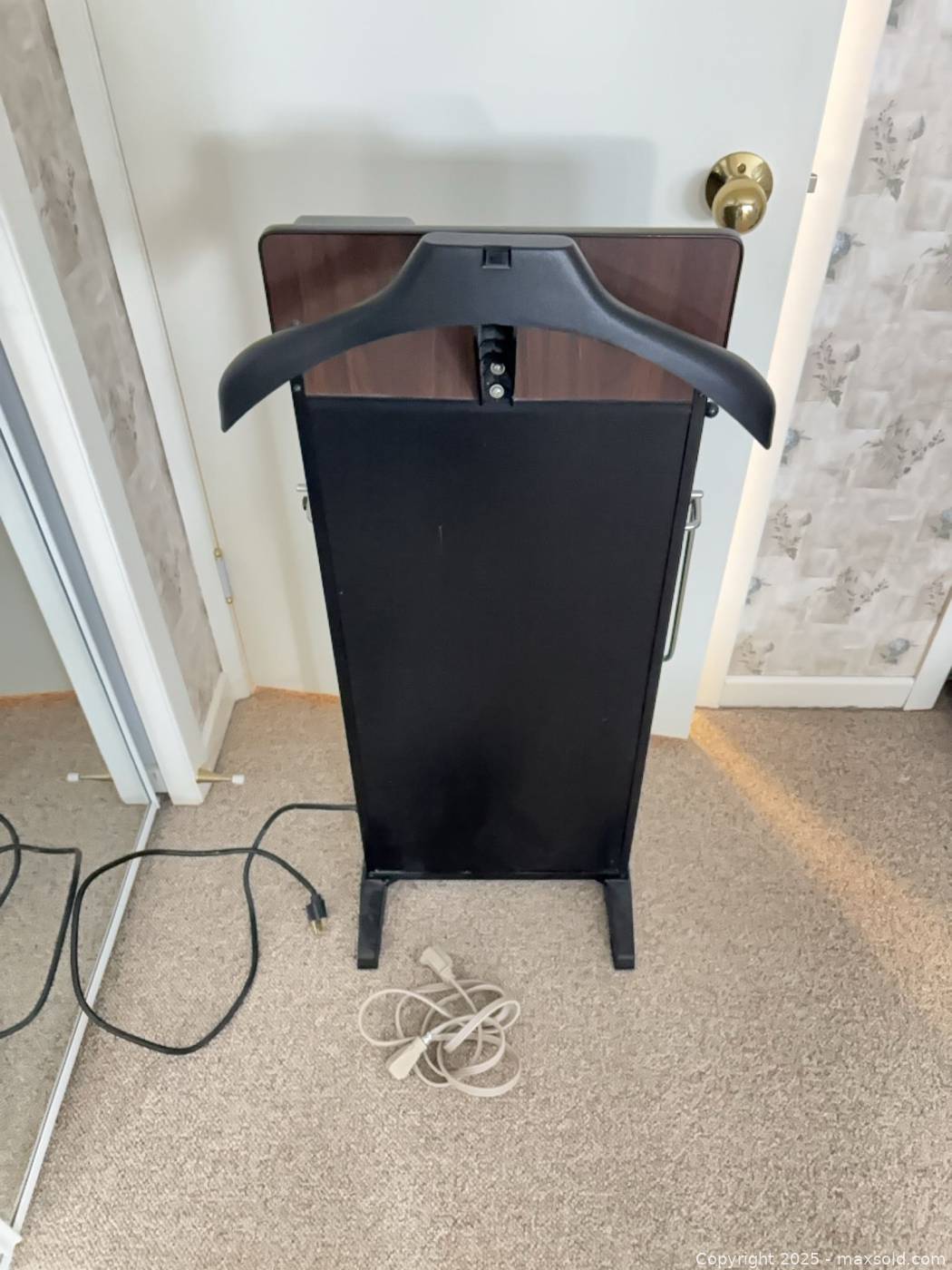 Electric Standing Trouser Press | Maxsold