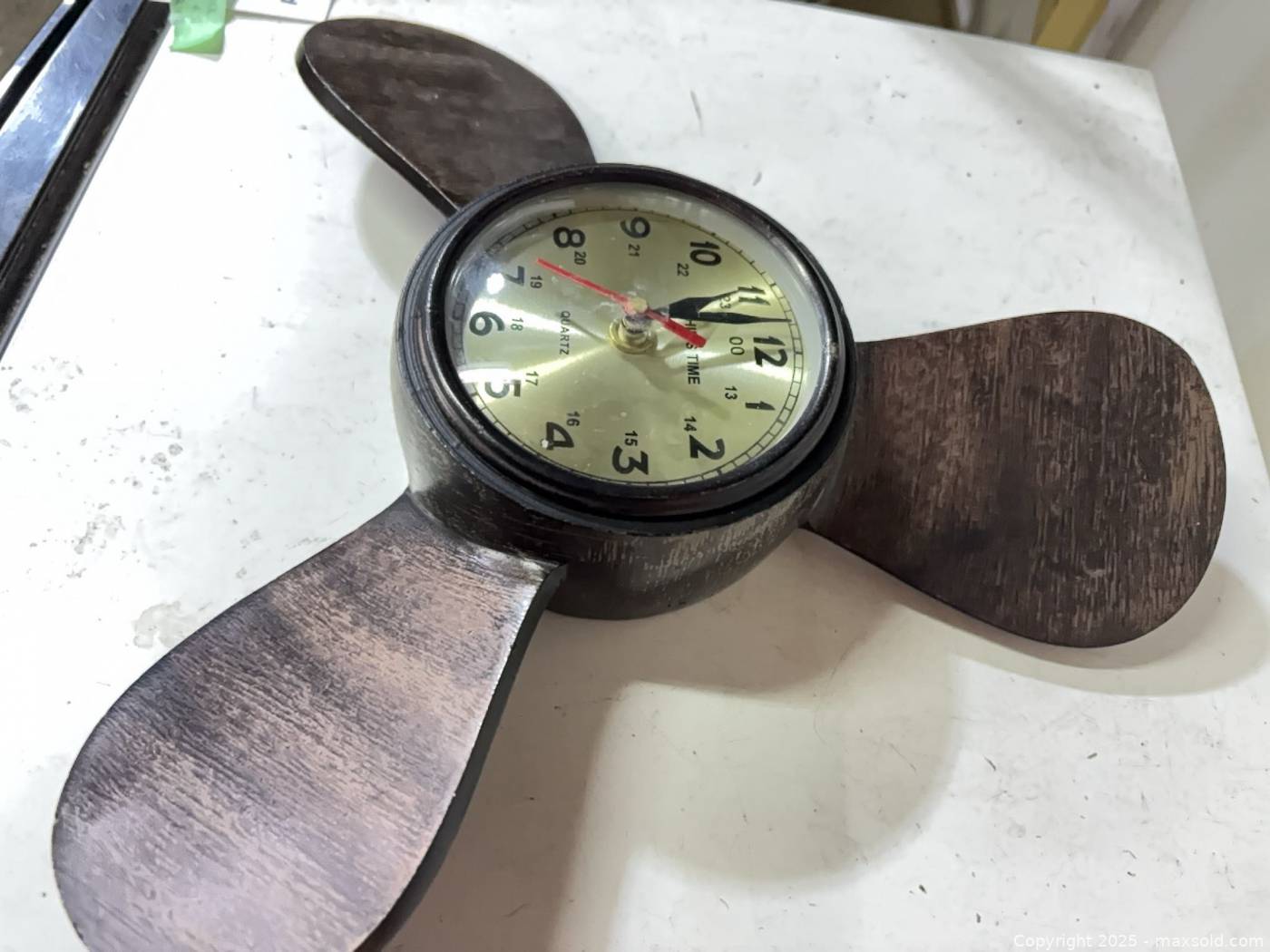 Homesense propeller tabletop quartz clock | Maxsold