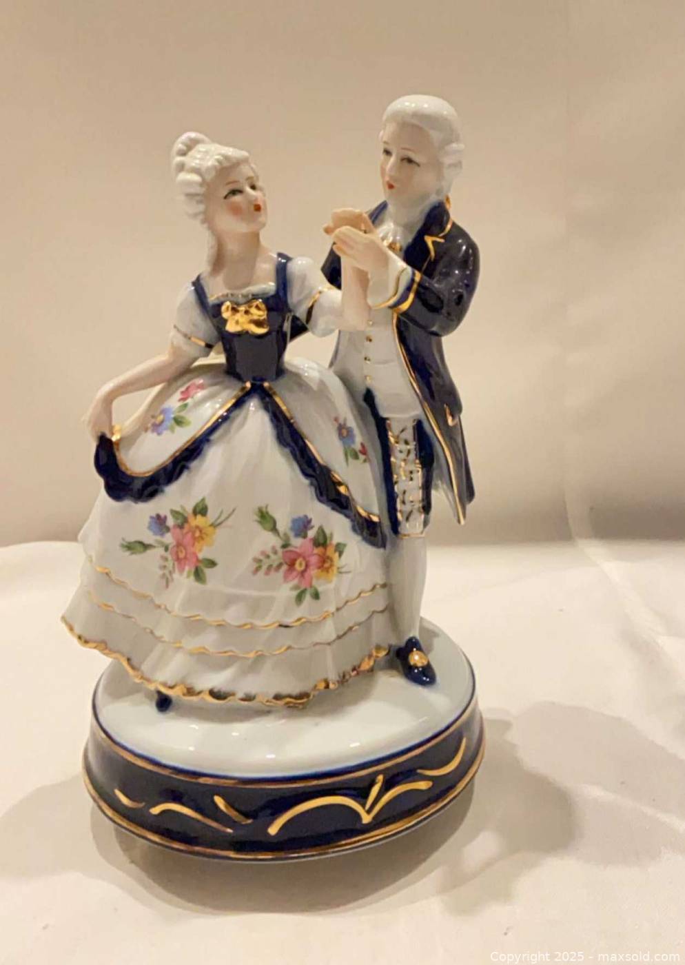 Kato Kogei porcelain couple music box | Maxsold