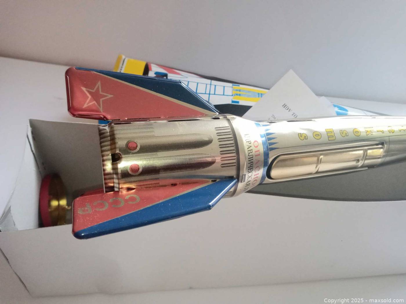 Holdrakéta lithographed tin flywheel rocket with original box | Maxsold