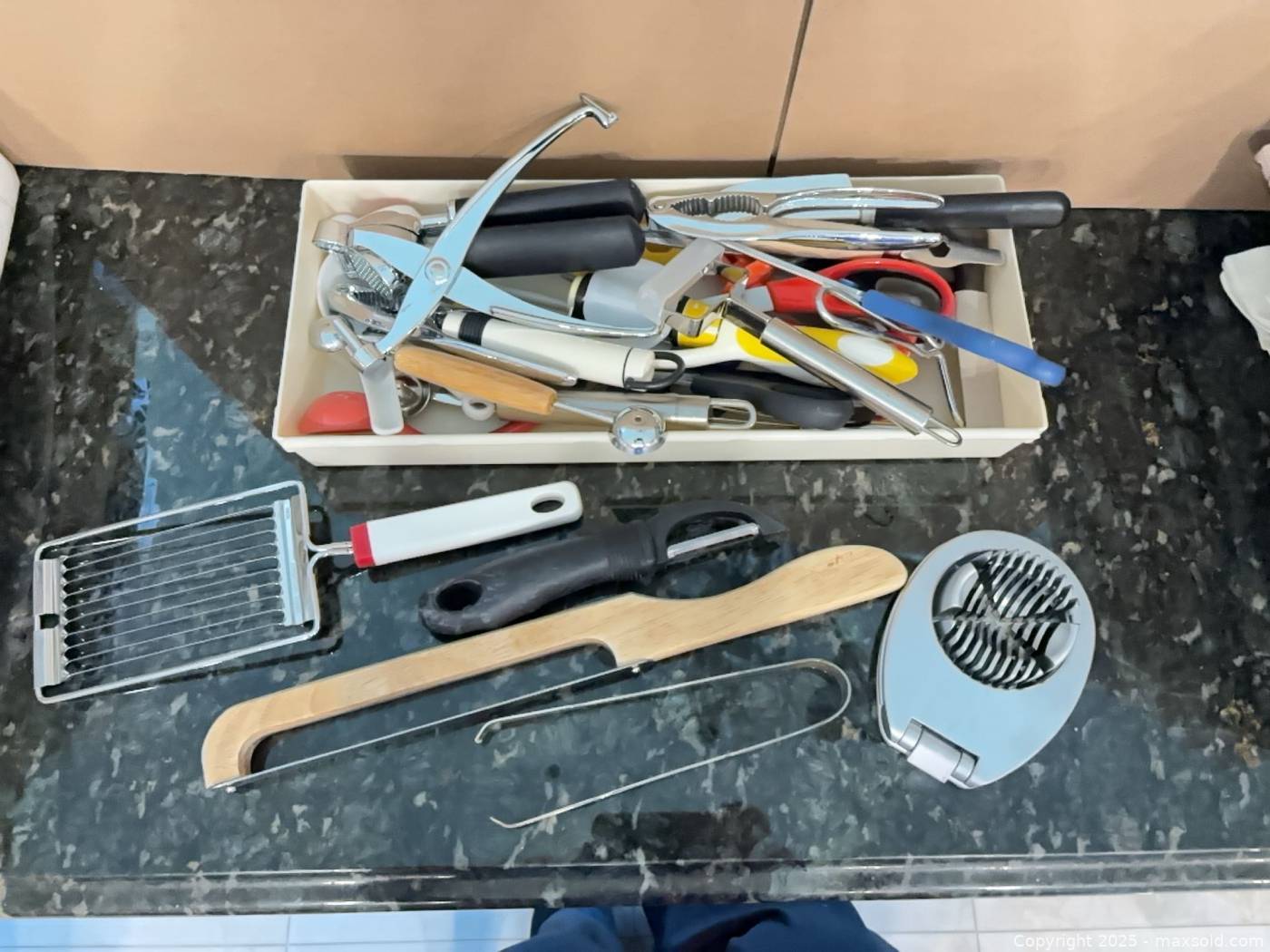 Mixed kitchen hand tools and utensils ~20 pcs | Maxsold