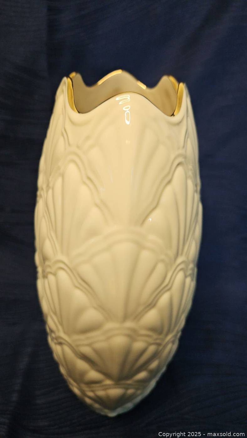 Lenox Jacquard 10" scalloped rim vase | Maxsold