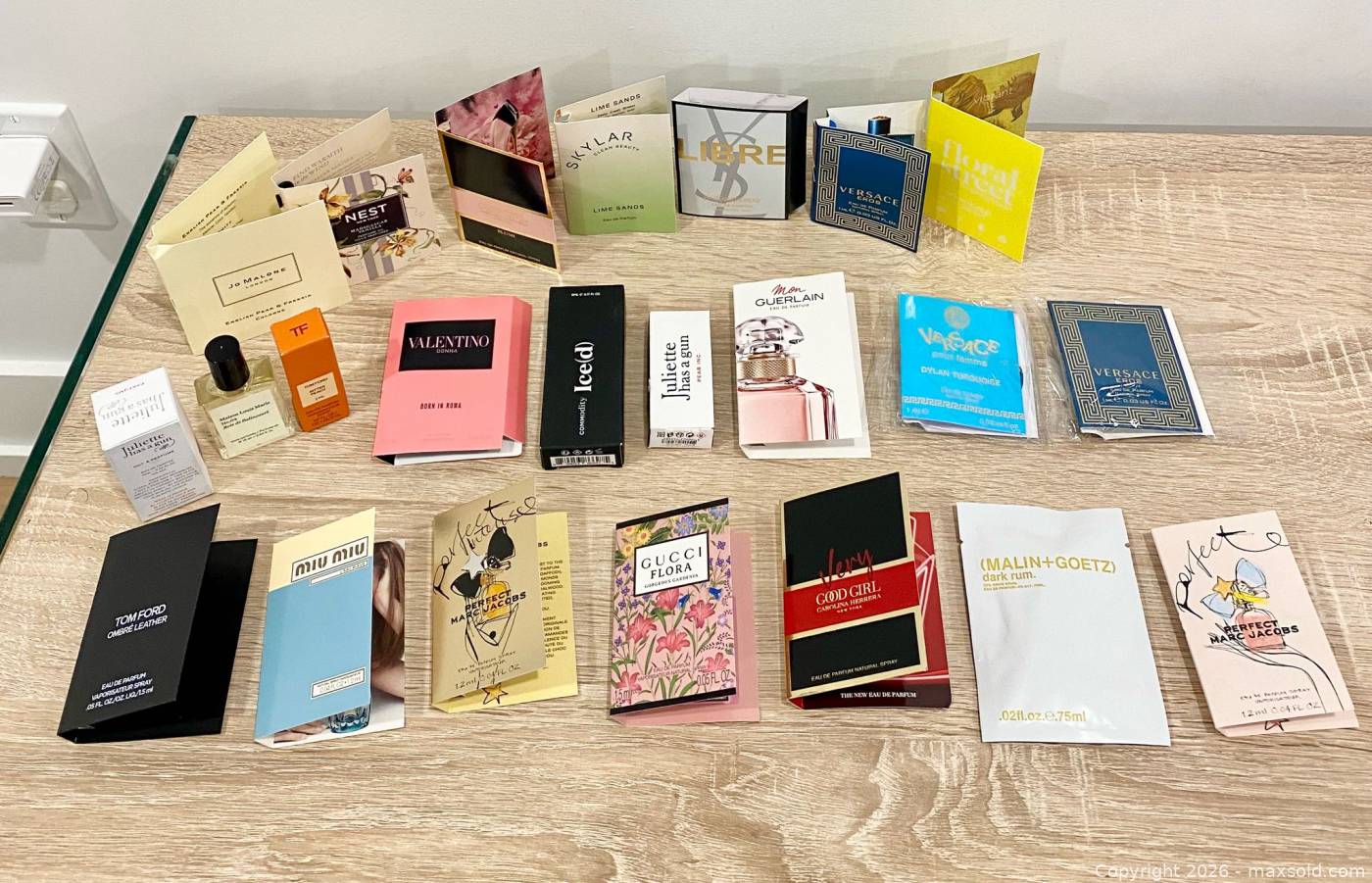 Miniature luxury perfume collection 22 pcs | Maxsold
