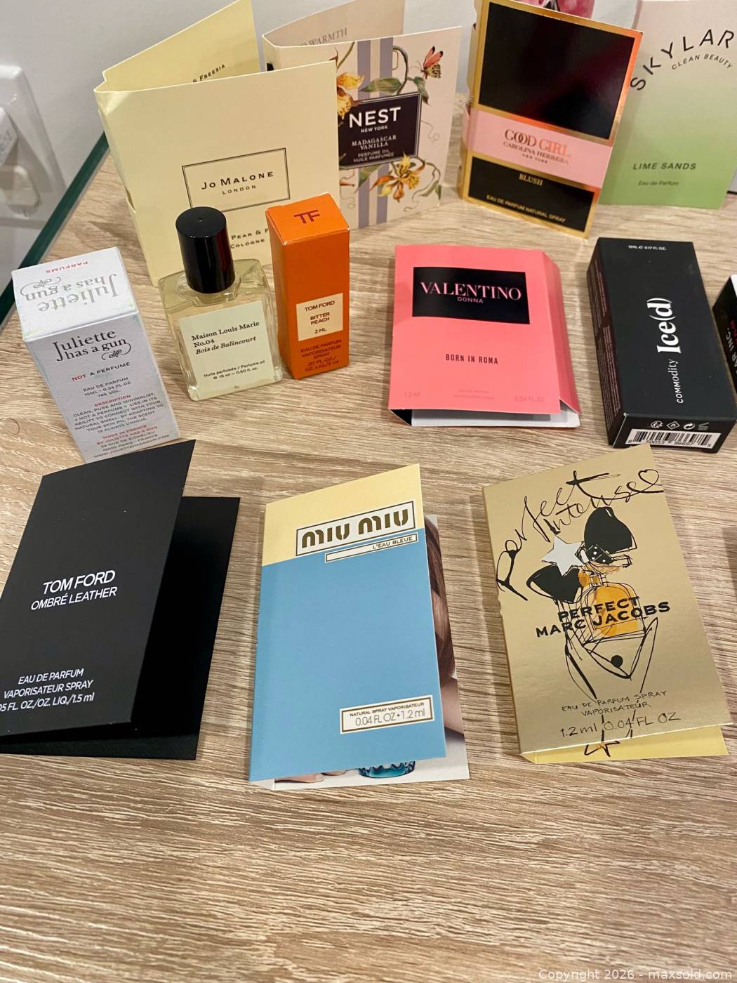 Miniature luxury perfume collection 22 pcs | Maxsold