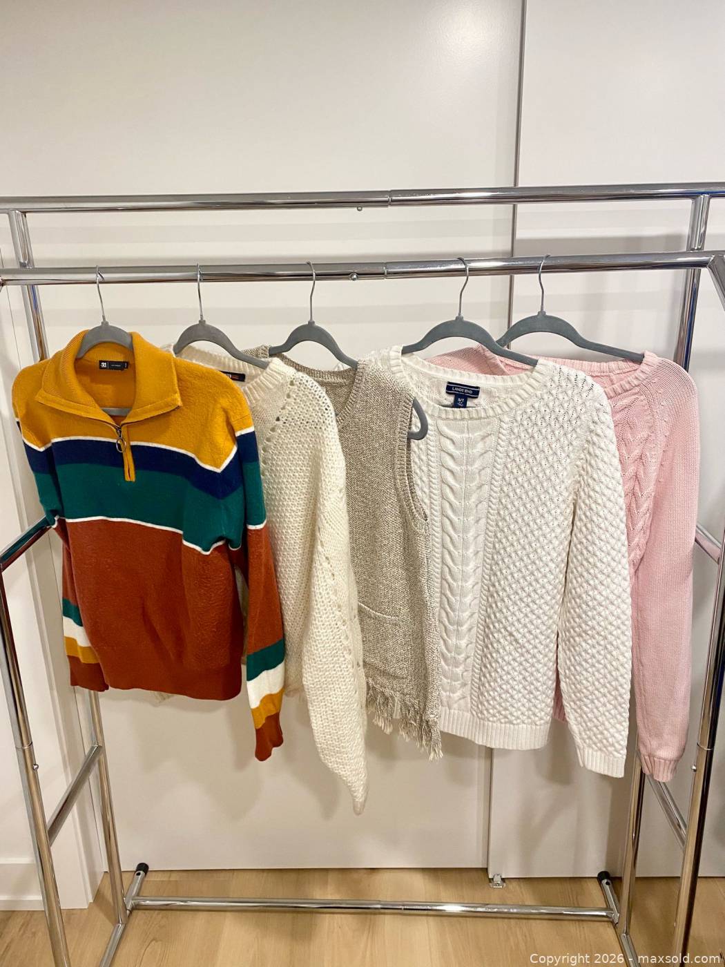 Five sweaters in cotton, acrylic, wool blend | Maxsold