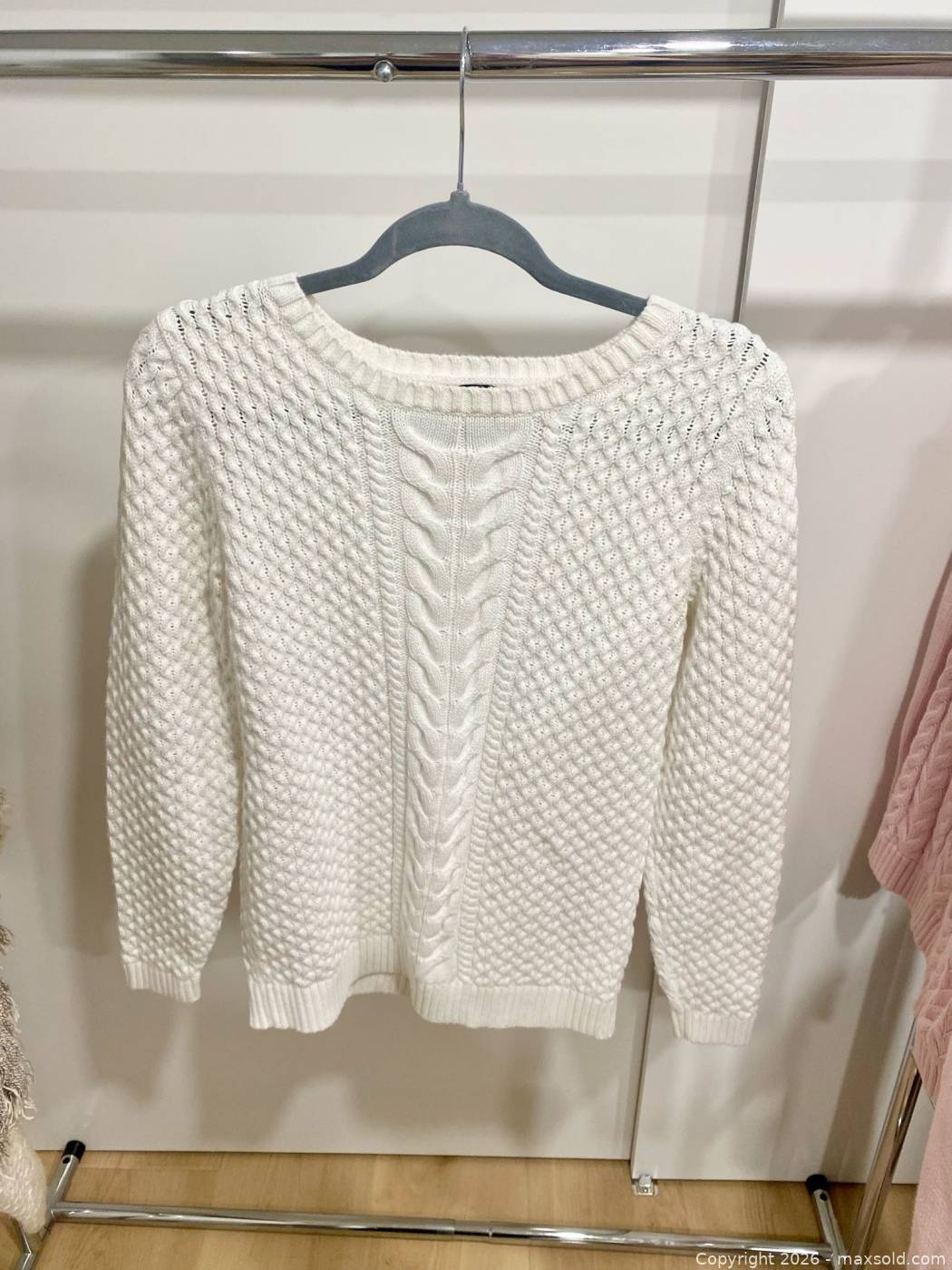 Five sweaters in cotton, acrylic, wool blend | Maxsold