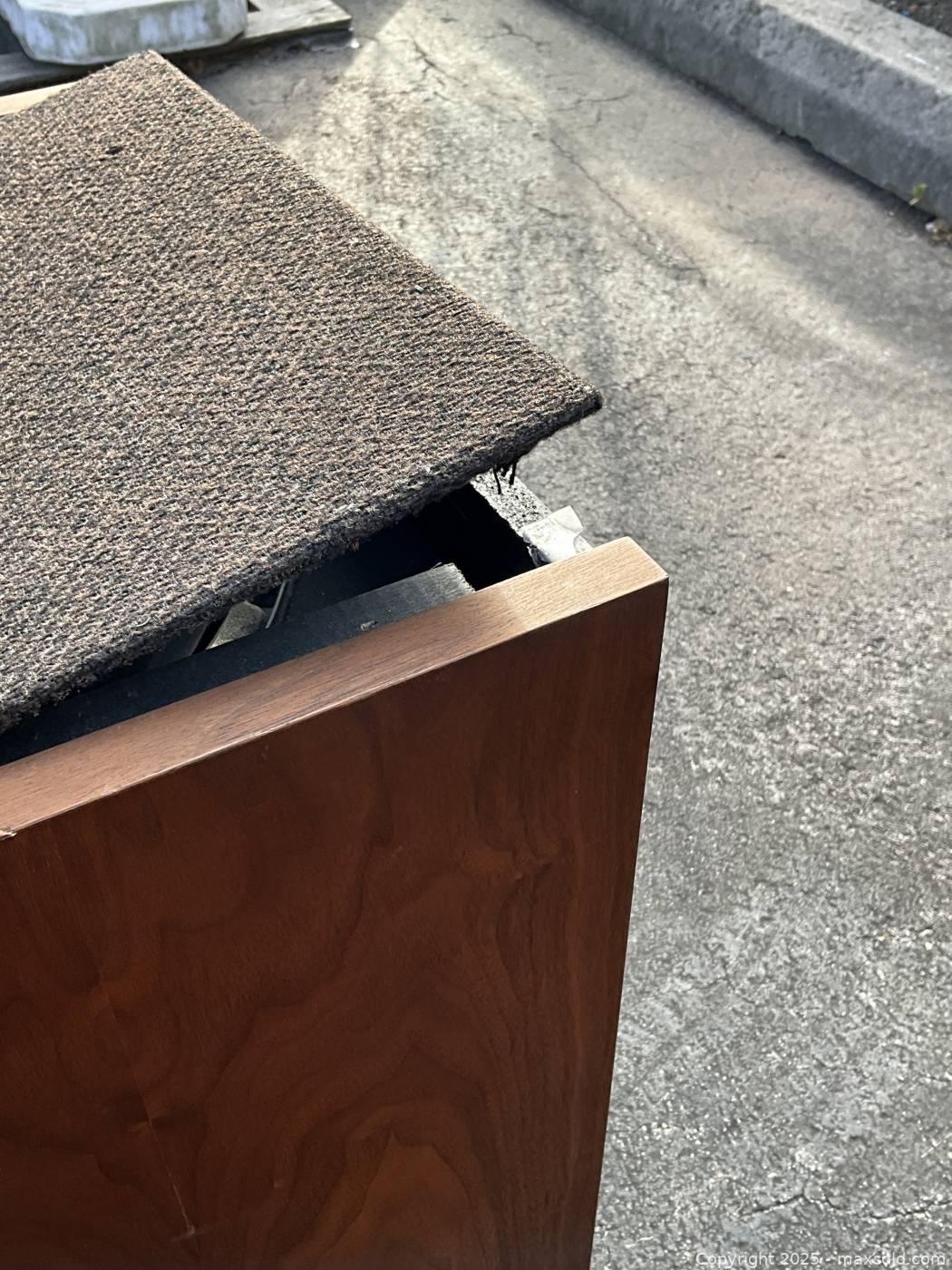 Pair of Bose 601 floor speakers | Maxsold
