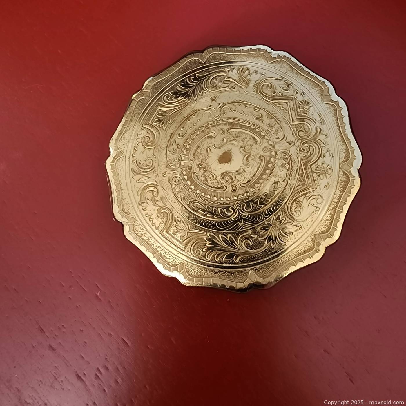 Stratton gold-tone powder compact | Maxsold