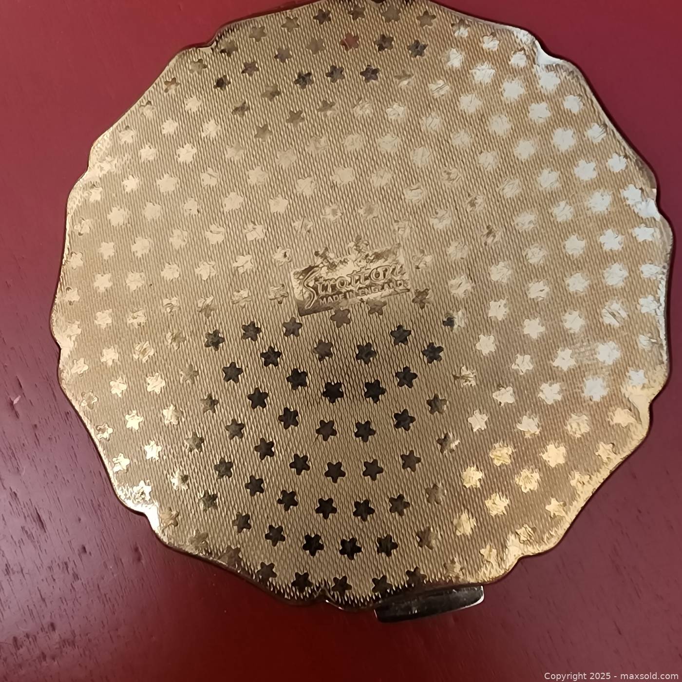 Stratton gold-tone powder compact | Maxsold