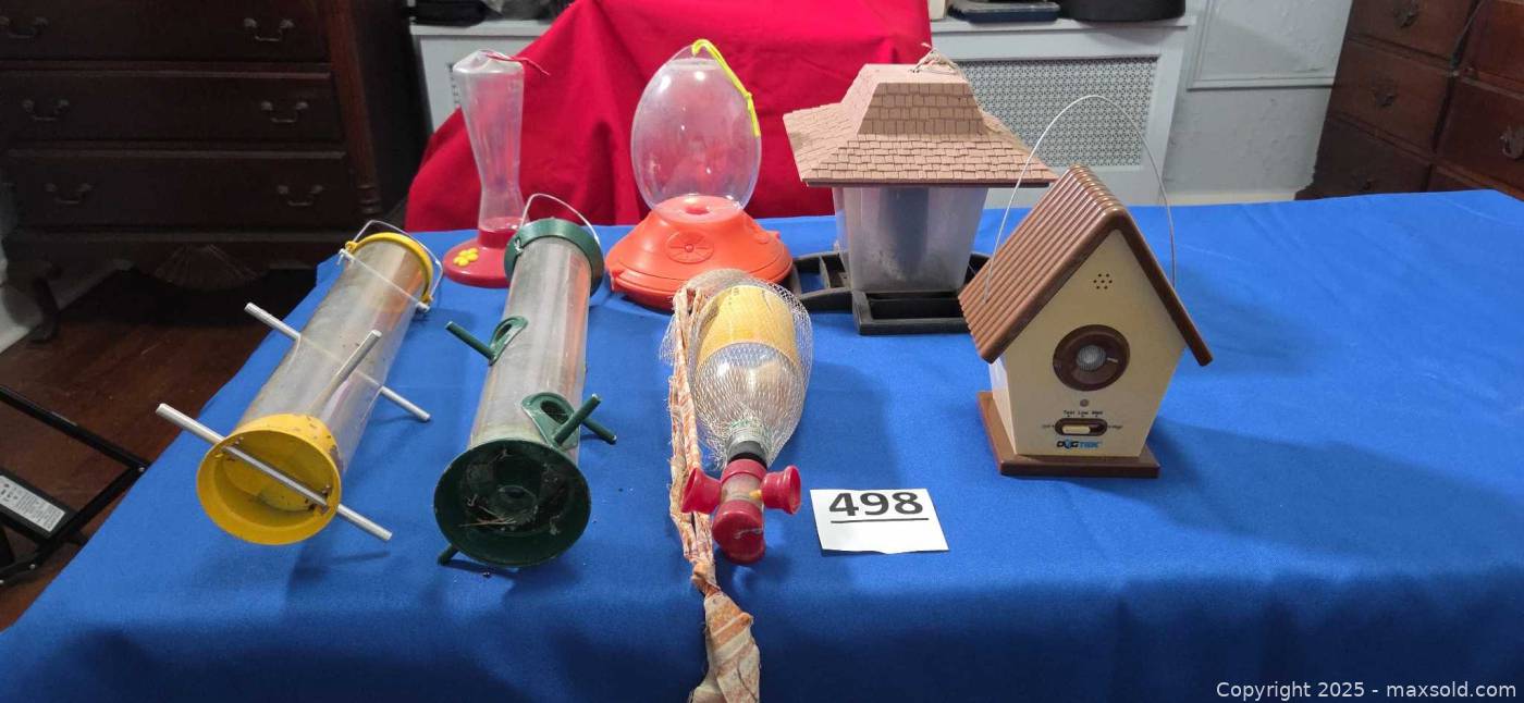 Bird feeders and Dogtek Sonic Birdhouse | Maxsold