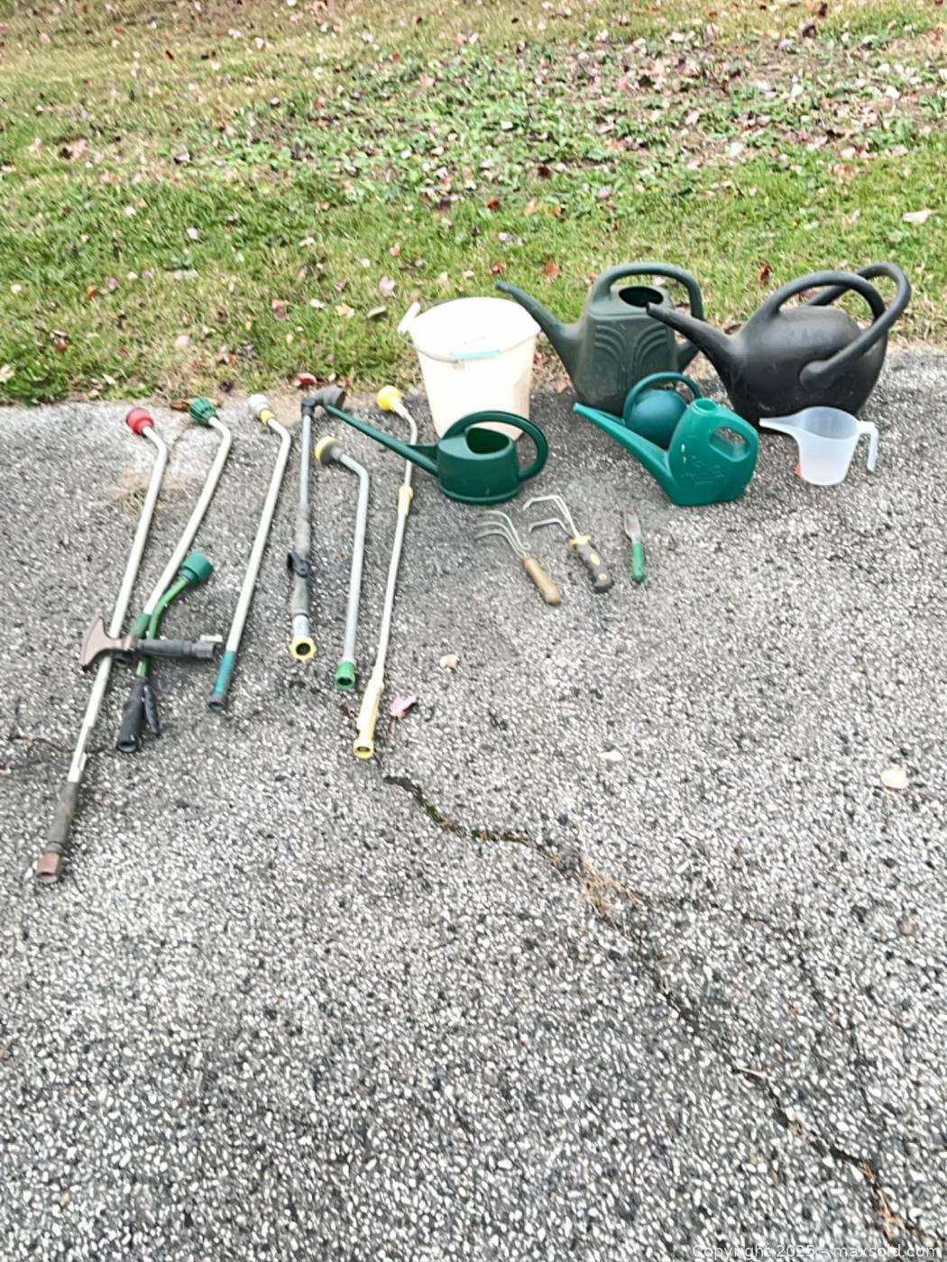 Watering cans, hose spray wands, bucket, hand tools | Maxsold