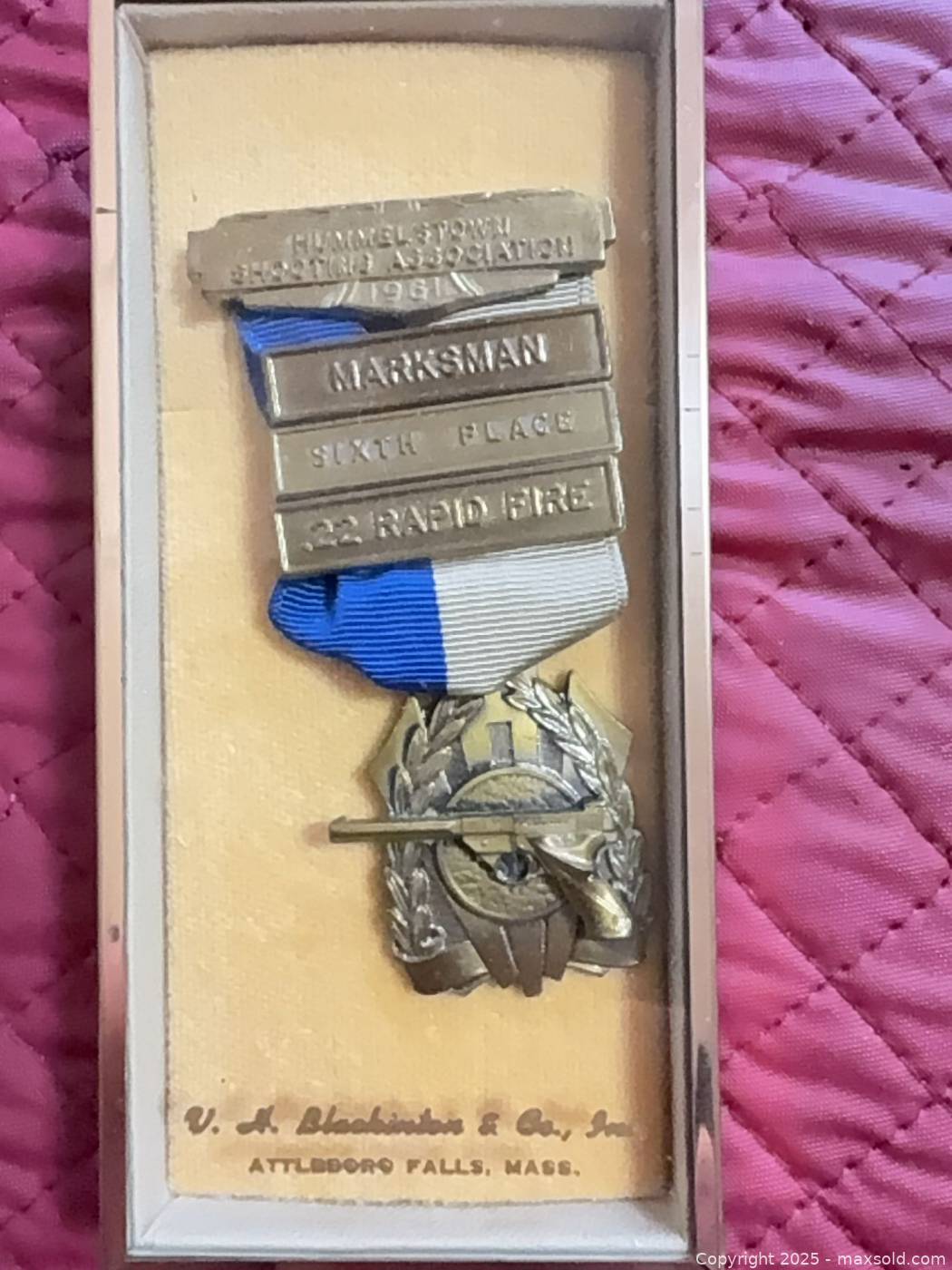 Marksmanship ribbon medals and embroidered patches | Maxsold