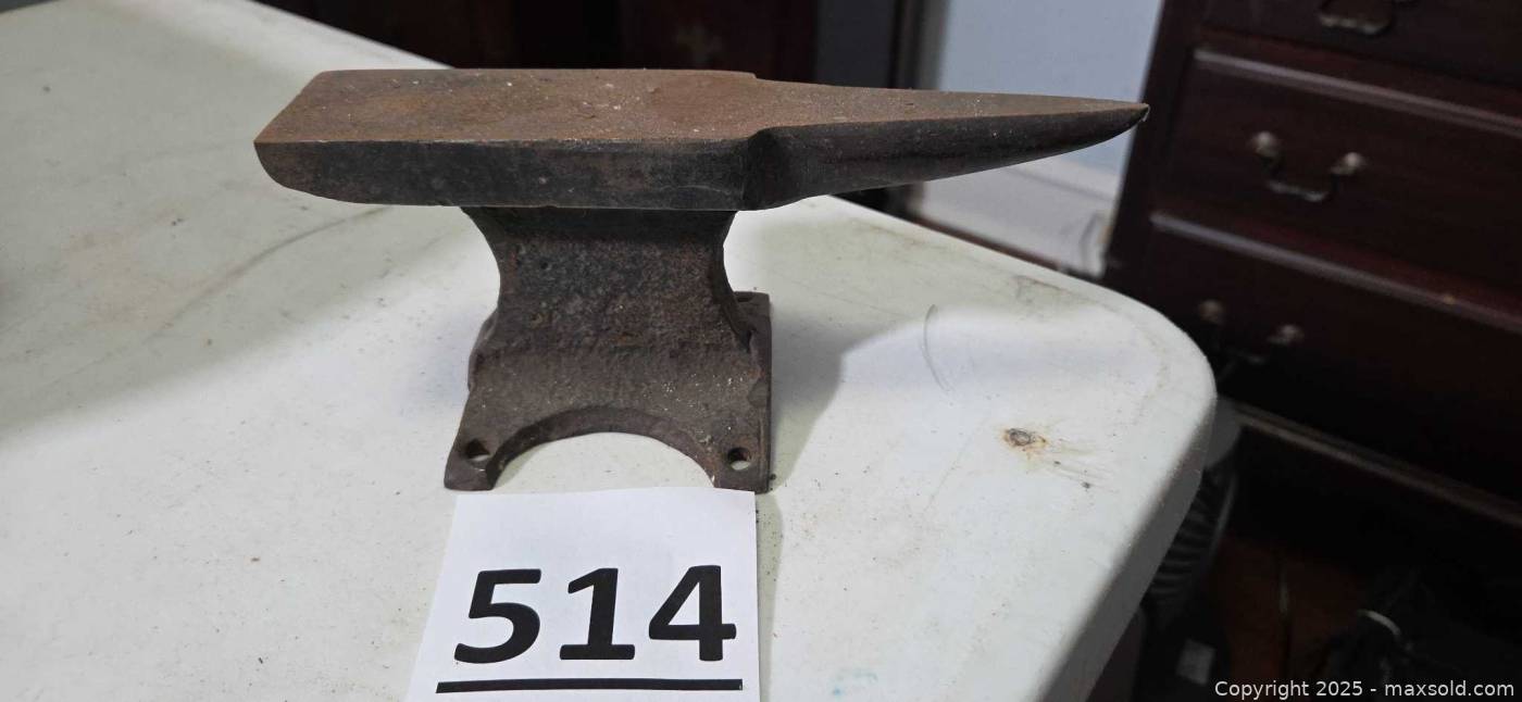 Miniature antique cast iron anvil | Maxsold