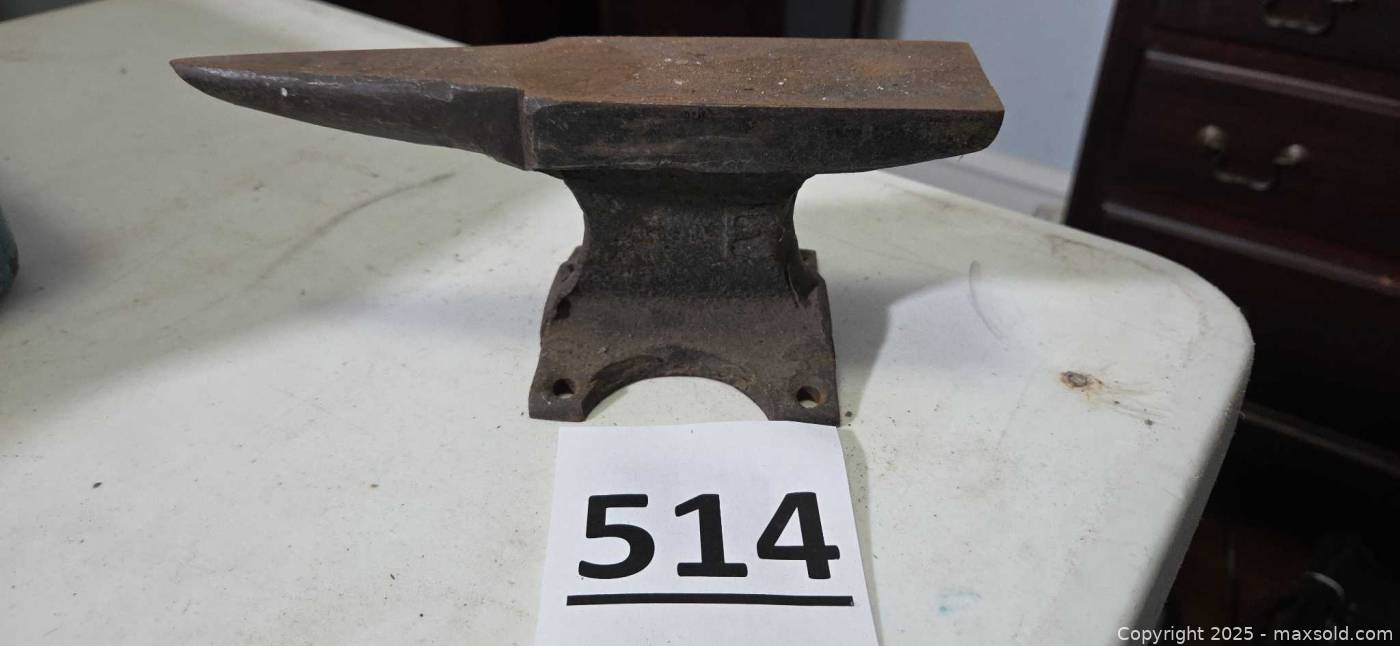 Miniature antique cast iron anvil | Maxsold