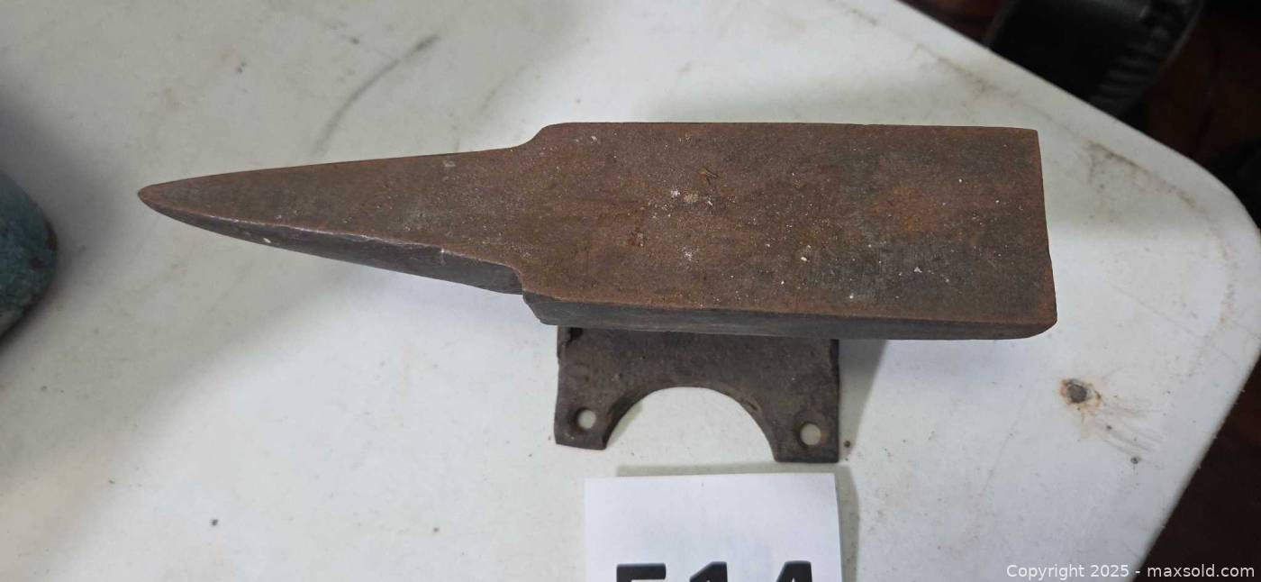 Miniature antique cast iron anvil | Maxsold