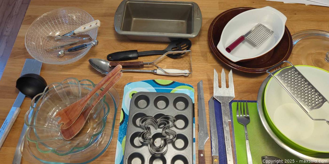 Assorted baking and cooking tools lot | Maxsold