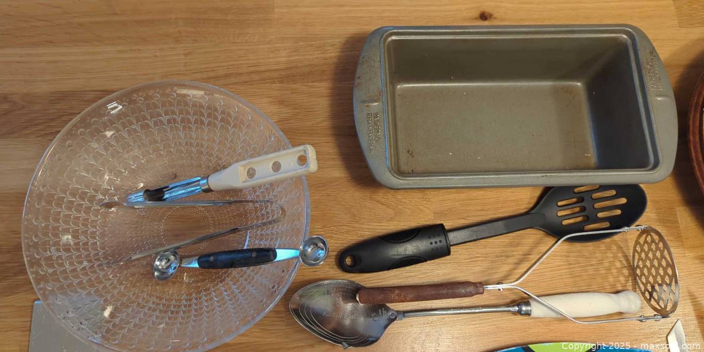 Assorted baking and cooking tools lot | Maxsold