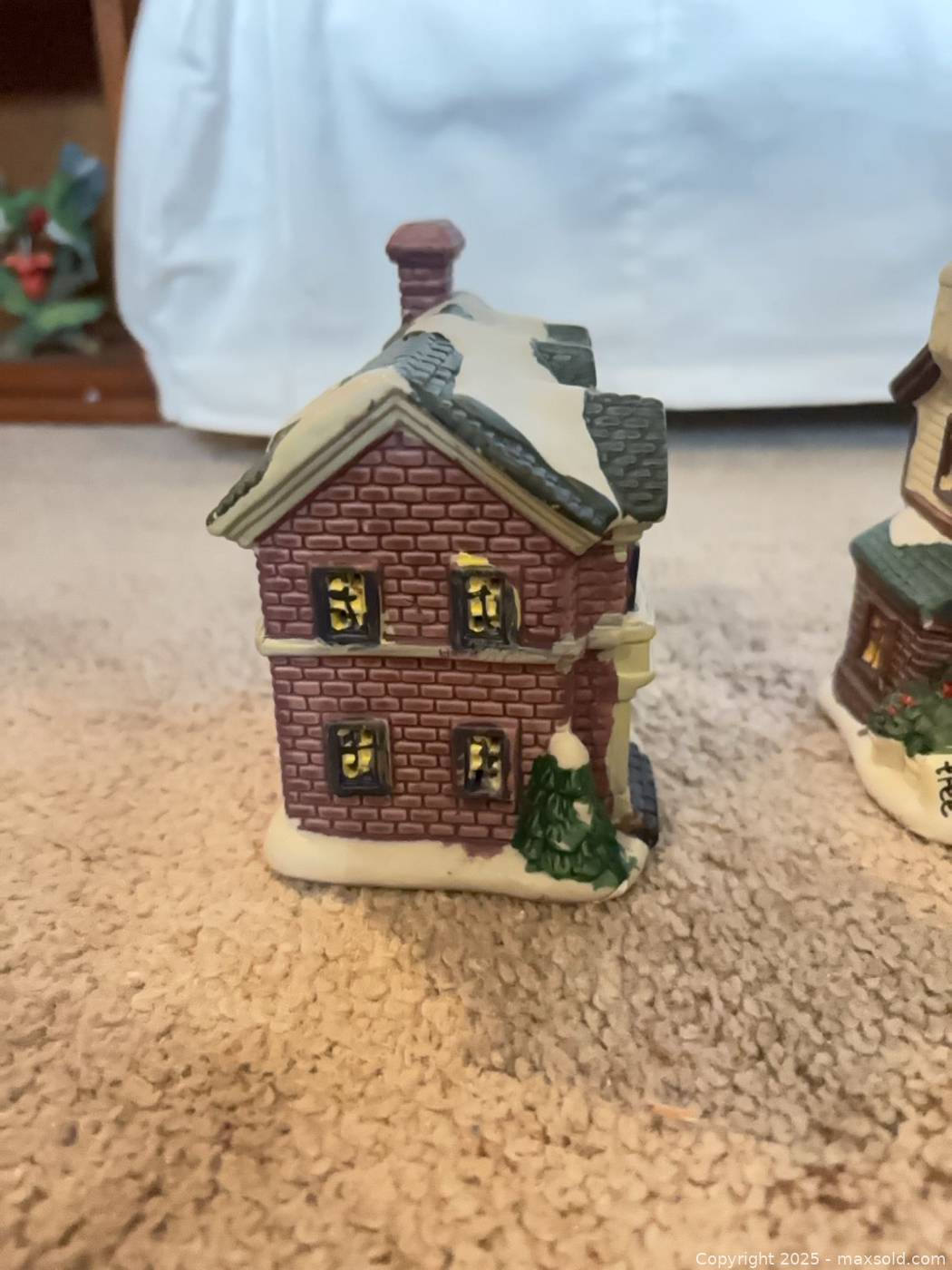 Ceramic Christmas village buildings, 5 | Maxsold