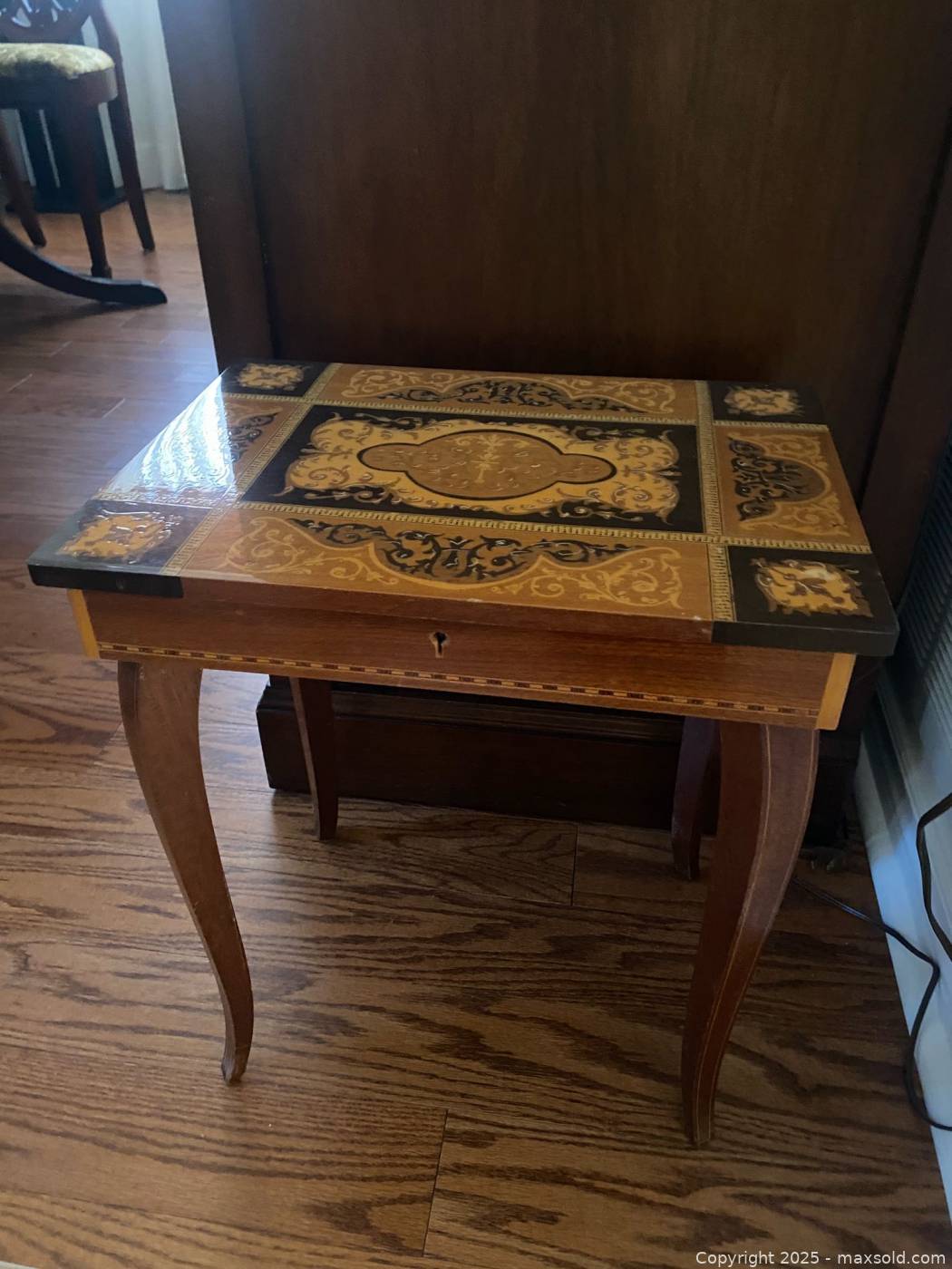 Reuge inlaid wood musical table with key | Maxsold