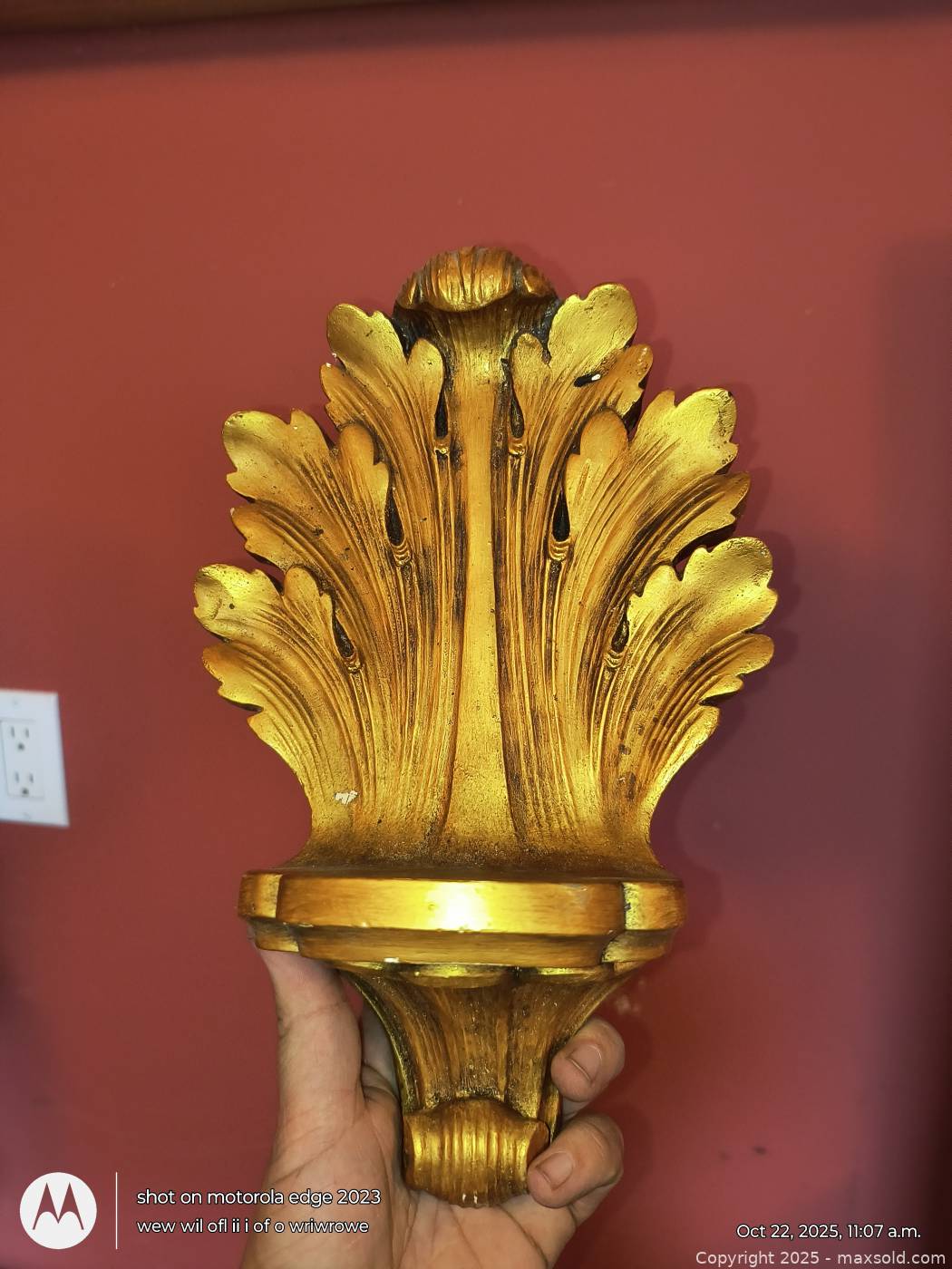 Vintage clam shell wall sconce | Maxsold