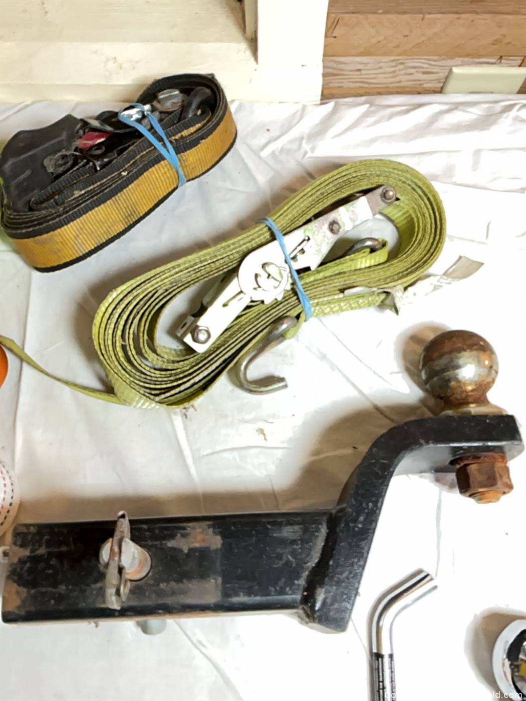 Ratchet tie-down straps and trailer hitch | Maxsold