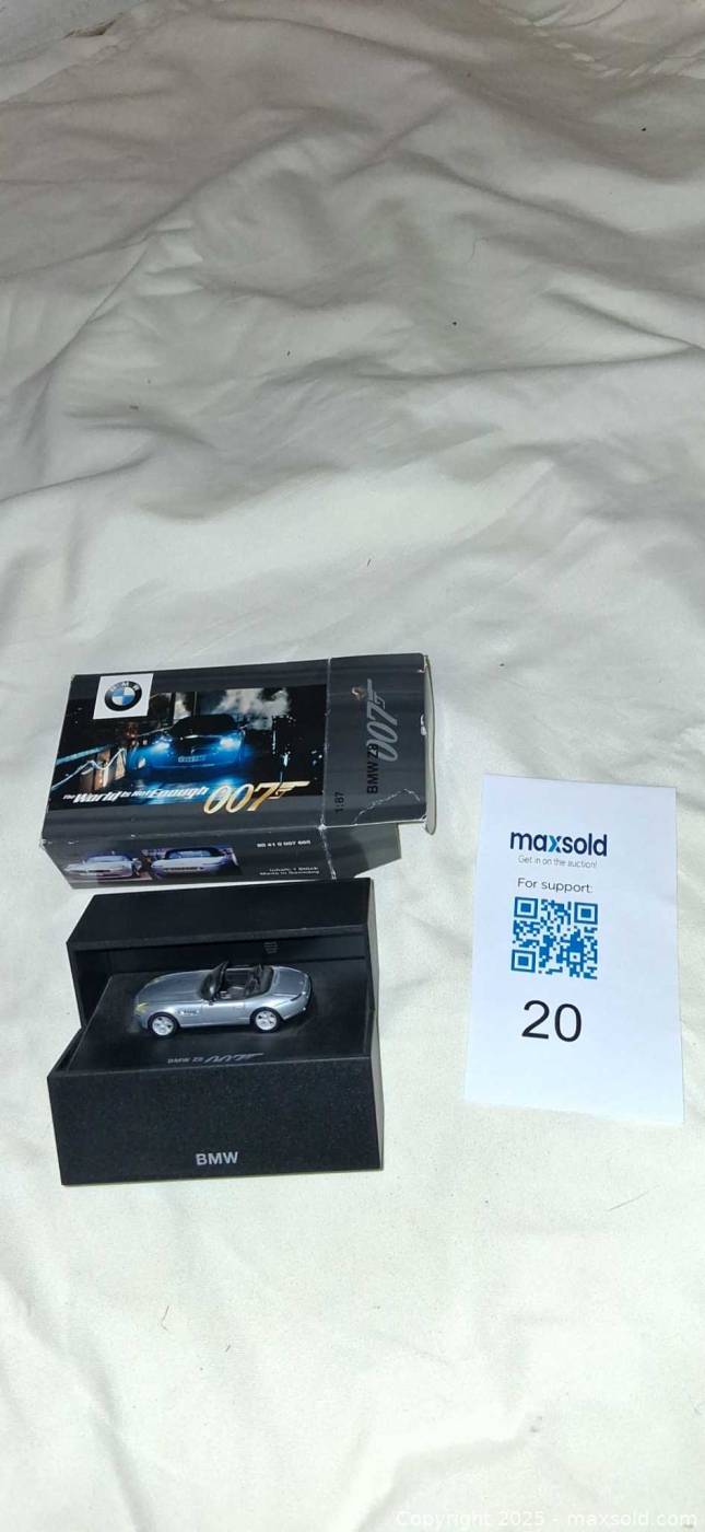 BMW James Bond 007 presentation box with model car | Maxsold