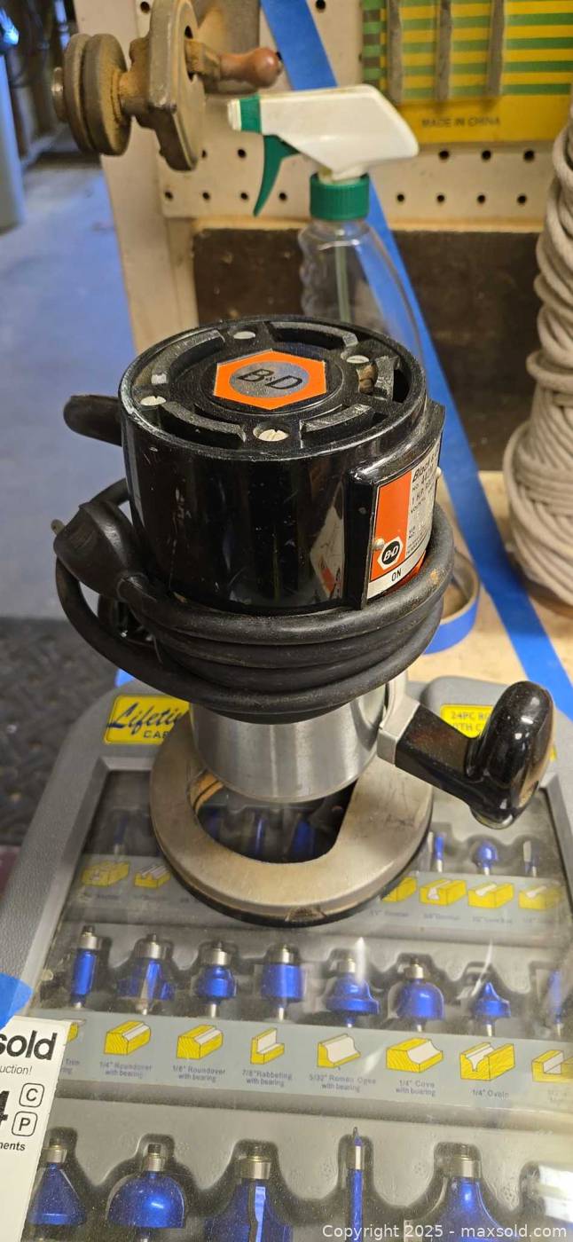 Black & Decker 442M router & 24-pc bit set | Maxsold