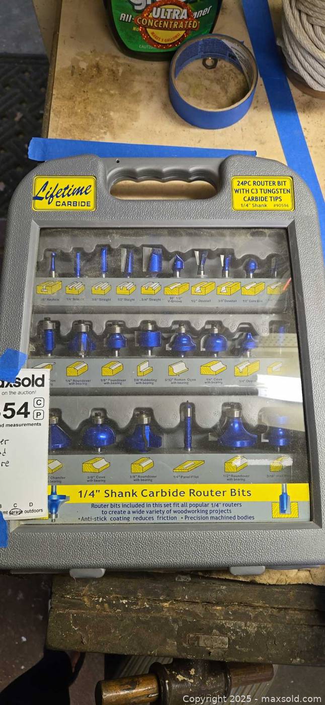 Black & Decker 442M router & 24-pc bit set | Maxsold