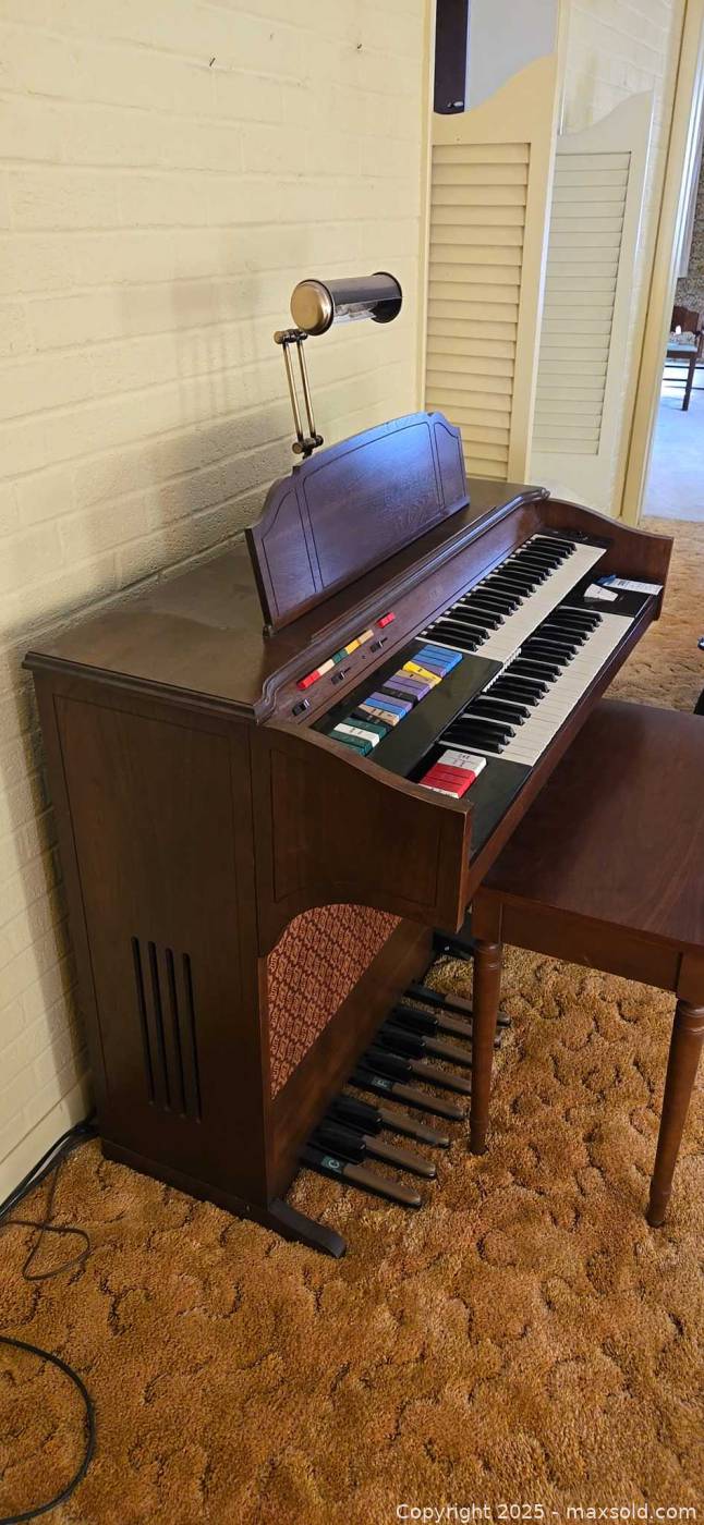 Conn electric home organ with bench | Maxsold