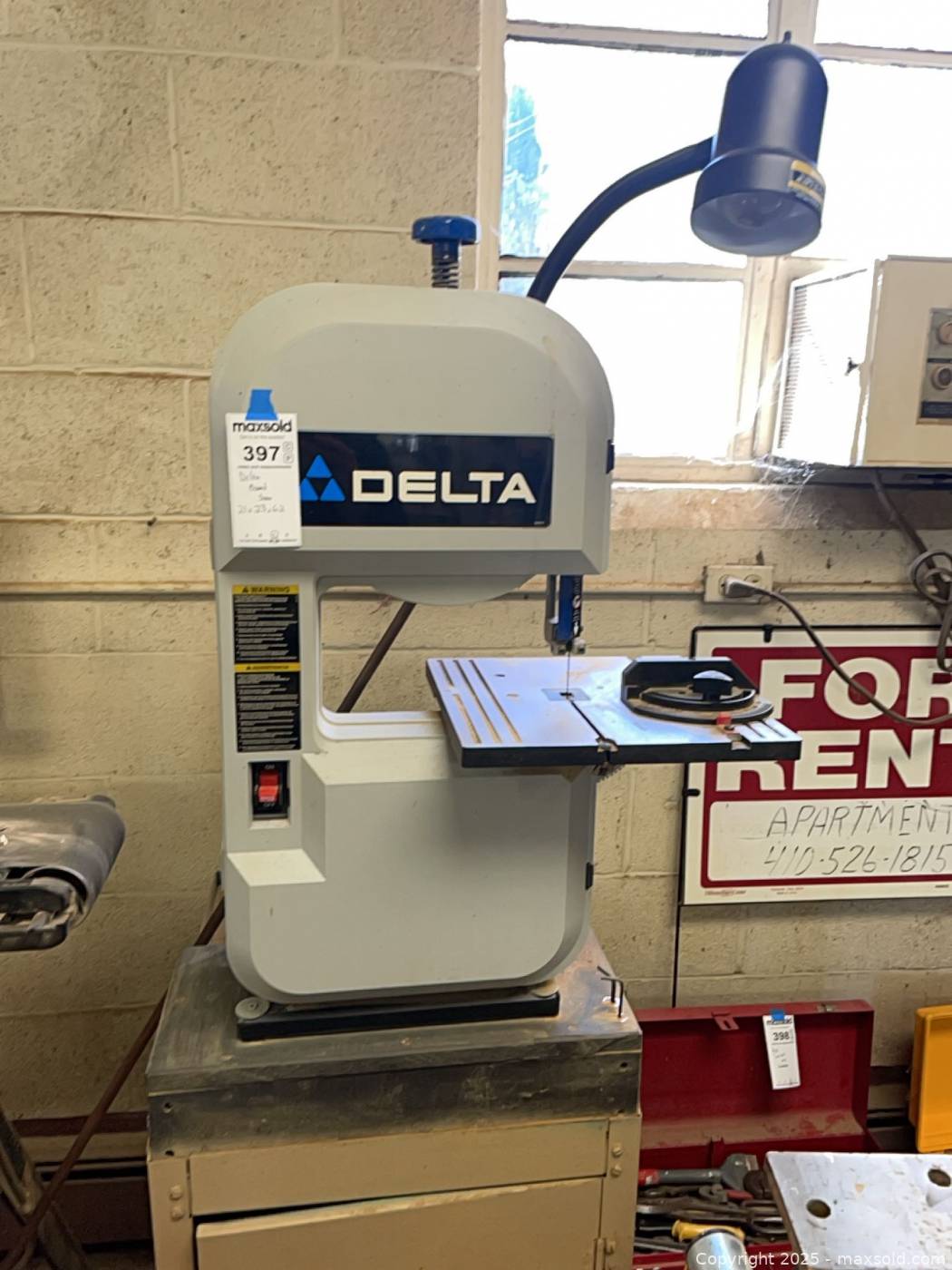Delta benchtop vertical band saw on cabinet | Maxsold