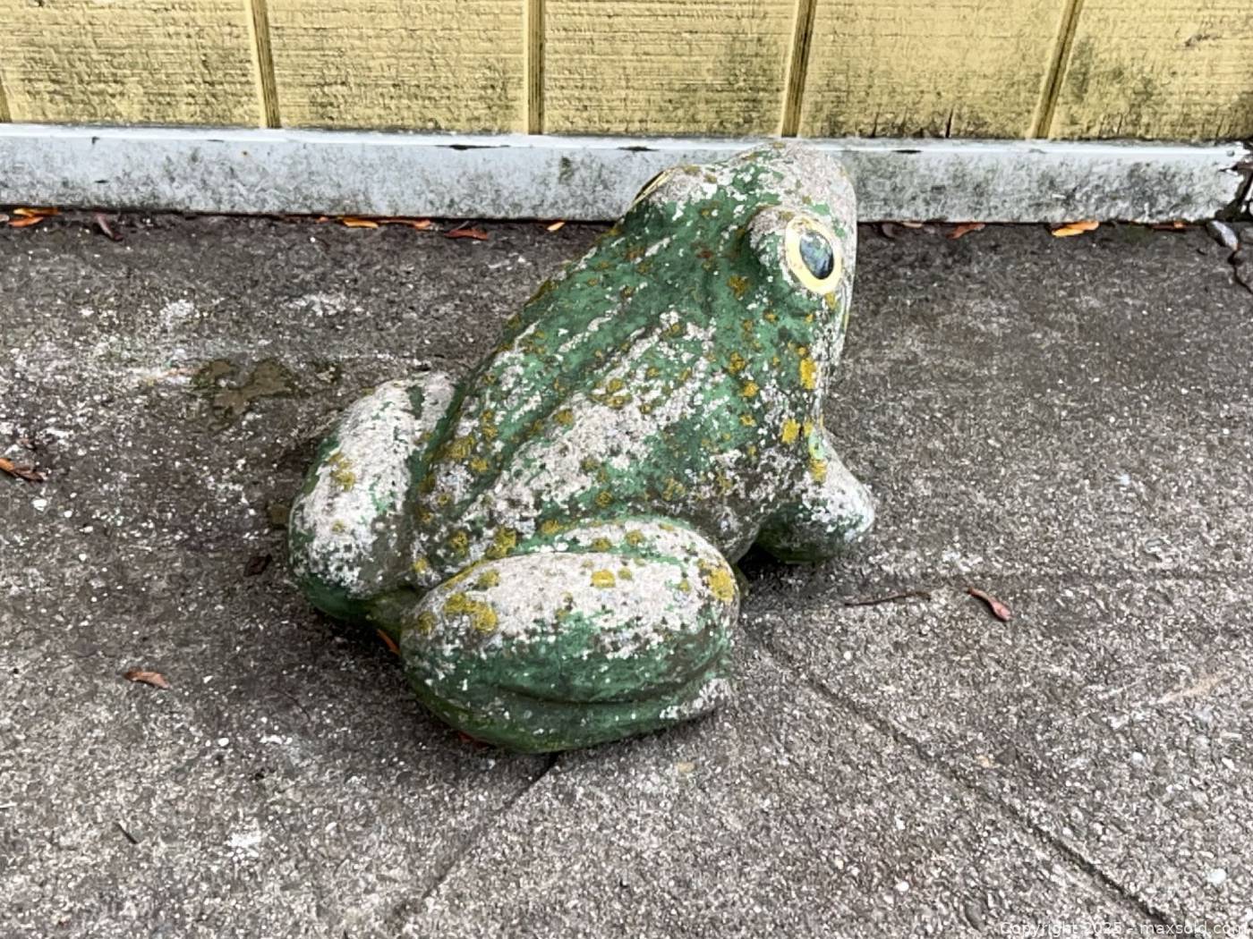 Vintage concrete frog garden ornament | Maxsold